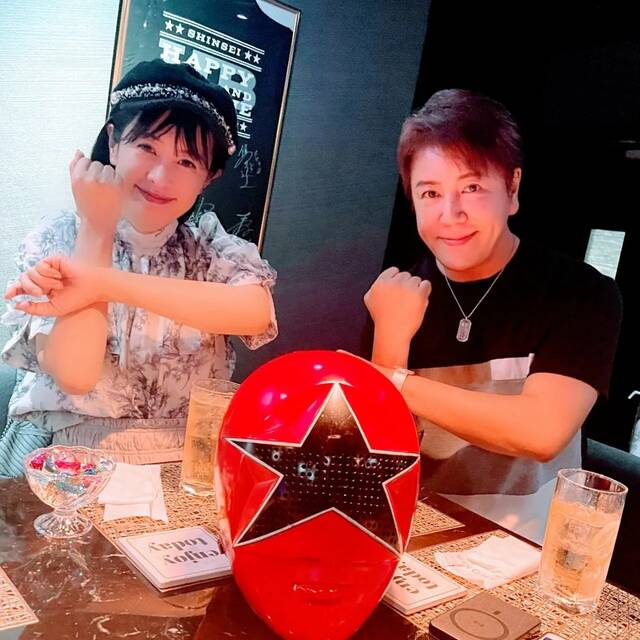 Tamao Sato, atriz de Oh Pink, se reúne com Masaru Shishido, ator de Oh Red