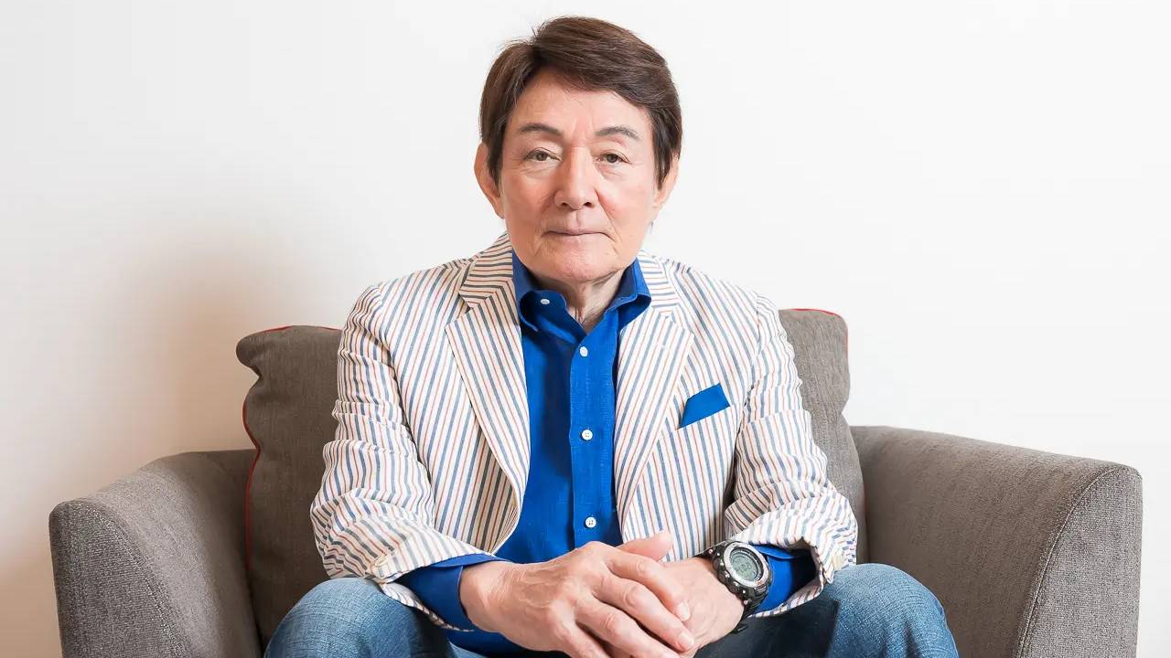 Isao Sasaki, cantor de tokusatsu, é hospitalizado e pausa carreira