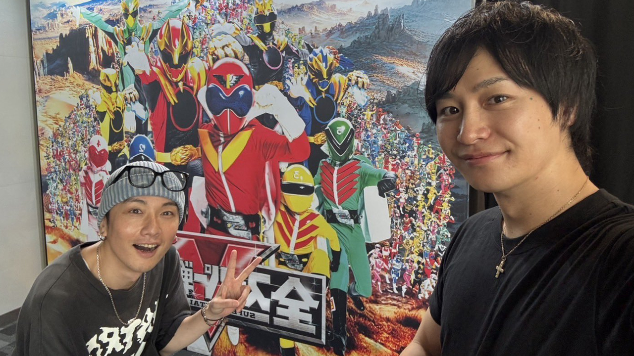 Astros de Gokaiger juntos na celebração do Super Sentai